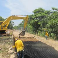 China Smooth Plastic HDPE Geocell Gravel Pathway Stabilizer Grid For Road Construction for sale
