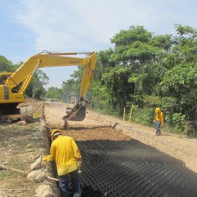 China Smooth Plastic HDPE Geocell Gravel Pathway Stabilizer Grid For Road Construction for sale