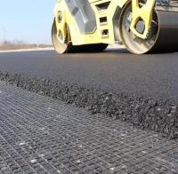 China 50KN 100KN Fiberglass Biaxial Geotextile Geogrid With Bitumen Coating for sale