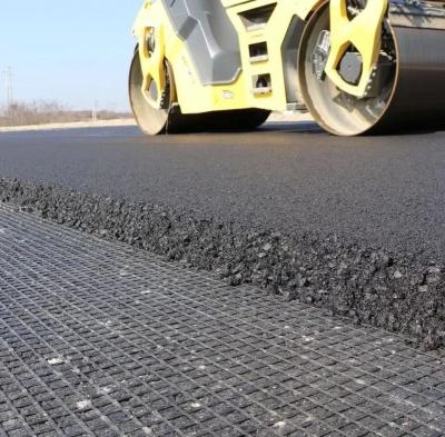 China 50KN 100KN Fiberglass Biaxial Geotextile Geogrid With Bitumen Coating for sale