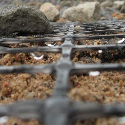 China Geomalla 40kn Grid Mesh Biaxial PP Plastic Geogrid For Road Reinforcement for sale