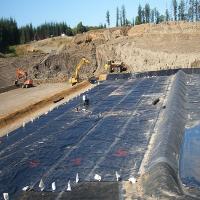China Durable HDPE Black Geomembrane Pond Liner 0.5mm–2mm for Circular Fish Tanks, Aquaculture Water Tanks, and Dam Waterproofing Applications for sale