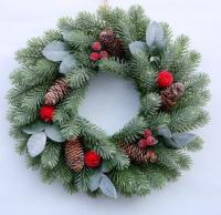 China 20inch Full PE Christmas Wreath With Artificial Berry Pinecones for sale