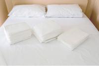 China Disposable PP Non-woven Waterproof Bed Sheet Cover Massage Couch Cover For Beauty Salon Hotel Tattoo Hospital for sale