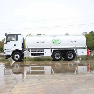 China Large Capacity Transport Tank Truck 6X4 Manual Transmission For Oil Storage for sale