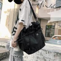China Silk Screen Printed One Shoulder Travel Bag for Trendy Design and Employee Anniversary for sale