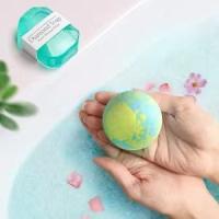 China Silk Screen Printing Handheld Gift Set with Aromatherapy Candle and Soaking Bath Ball for sale