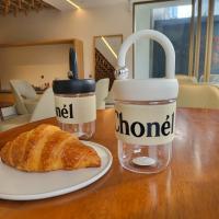 China Summer Hand Enhancement Plastic Cup 450ml Minimalist Text Fresh Cup for Novelty Gifts for sale