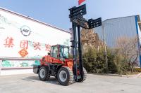 China Safety Rough Terrain Straight Mast Forklift Up To 5Mph Travel Speed for sale