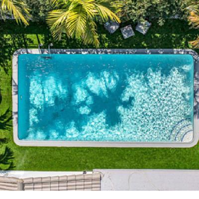 China Comfortable UV Resistant Garden Artificial Grass Turf 12-20 Stitches Dtex 7000-15000D PP Woven Bag for sale