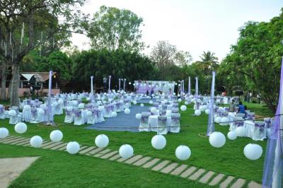 China Durable Garden Artificial Turf Drainage Holes 7000-15000D Dtex PP Packaging for sale