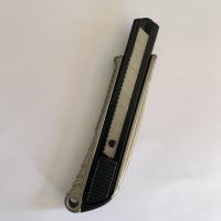 China Locking Mechanism 18mm Utility Knives L704 Tool For Smooth And Safe Slicing for sale