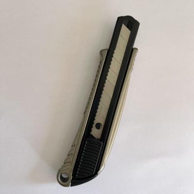 China Locking Mechanism 18mm Utility Knives L704 Tool For Smooth And Safe Slicing for sale
