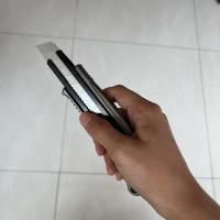 China Black Handle Red Tail 18mm Utility Knives Aluminum SK2 Blade For Versatile for sale