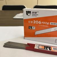 China Width 18mm 18mm Cutter Blades Silver Color Replacement Frequency Varies Depending On Usage for sale