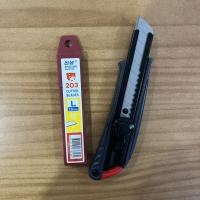 China Plastic 18mm Utility Knives Ergonomic Design Featuring Package Contents 1 Utility Knife Ideal for Precise Cutting Tasks for sale
