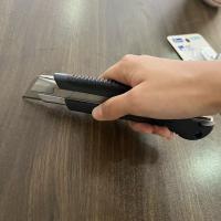 China Black 25mm Utility Knife For Cutting Drywall With Snap Off Blades for sale