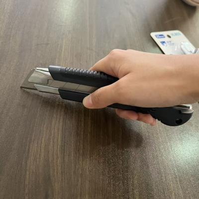 China Black 25mm Utility Knife For Cutting Drywall With Snap Off Blades for sale