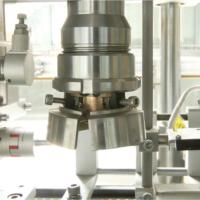 China Twin Heads Automatic Follow Type Capping Machine FXG-2E 2500 BPH 380V 4KW for sale