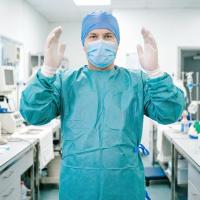 China Disposable SMMS Surgical Gown with AAMI Level 3 High Barrier Protection and SMMS Composite Fabric for sale
