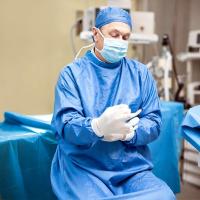 China OEM Custom 100% Cotton Reusable Surgical Gown with Alcohol Blood & Fluid Repellent for Hospitals & Clinics for sale