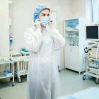 China 48gsm Fluid Resistant Isolation Gown - Breathable SMS Material & AAMI Level 2/3 Certified Disposable Medical Gown for sale