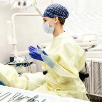 China SMMS Disposable Isolation Gown with Integrated Thumb Loops and AAMI Level 4 Protection from 4-Layer Construction for sale