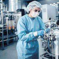 China Fluid Resistant AAMI Level 2/3 Disposable PP PE Isolation Gown with Breathable Fabric for Healthcare & Industrial Use for sale