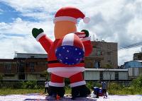 China Santa Claus Inflatable Christmas Decorations 20ft 26f 33ft Large Blow Up Santa for sale