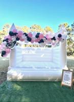 China Commercial White Inflatable Bouncer Castle Jumping Inflatable Wedding Bounce House for sale