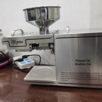 China Latest MINI Oil Extractor 5-7 kg/h Max Capacity 110V/220V Voltage Diesel Powered for sale