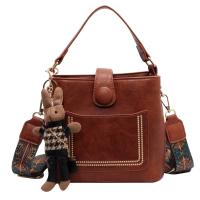 China Retro Luxury Bags for Women 2025 New Korean Style Fashion Shoulder Crossbody Bag Niche Design Tote Bucket Bag with Wider straps for sale
