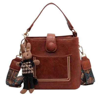 China Retro Luxury Bags for Women 2025 New Korean Style Fashion Shoulder Crossbody Bag Niche Design Tote Bucket Bag with Wider straps for sale