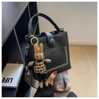 China Retro Luxury Bags for Women 2025 New Korean Style Fashion Shoulder Crossbody Bag Niche Design Tote Bucket Bag with Wider straps for sale