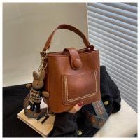 China Retro Luxury Bags for Women 2025 New Korean Style Fashion Shoulder Crossbody Bag Niche Design Tote Bucket Bag with Wider straps for sale
