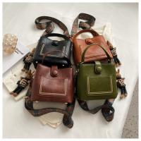 China Retro Luxury Bags for Women 2025 New Korean Style Fashion Shoulder Crossbody Bag Niche Design Tote Bucket Bag with Wider straps for sale
