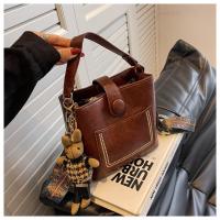 China Retro Luxury Bags for Women 2025 New Korean Style Fashion Shoulder Crossbody Bag Niche Design Tote Bucket Bag with Wider straps for sale