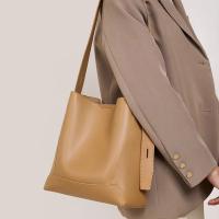 China Women's 2025 New Arrival Luxury-Feel Large-Capacity Bucket Bag Soft PU Leather Versatile Shoulder Crossbody Bag LOGO Available for sale
