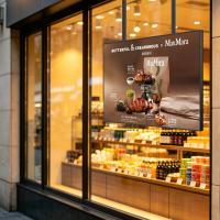 China 2500 nits Window Digital Signage Display for Storefront Advertising for sale