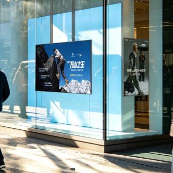 China 2500nits Indoor 55 Inch Hanging Shop Store Lcd Screen Shop Window Screen for sale