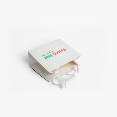 China Commercial Luxury Shopping Gift Paper Bag with Custom Uniquecolour Printing Efficiency for sale