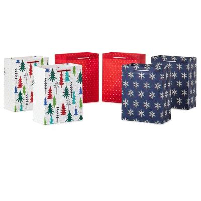 China Custom Style Merry Christmas Kraft Paper Bag For Gift Package Pattern Type Custom for sale