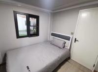 China Steel Door Sandwich Panel Modular Container House Foldable Light Steel Structure Frame for sale
