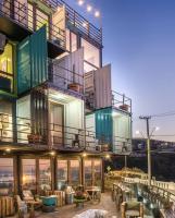 China Detachable Prefab Container Office Houses Hotel Garden Living Container House for sale