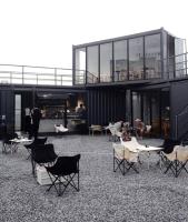 China Detachable Prefab Container Office Houses Hotel Garden Living Container House for sale