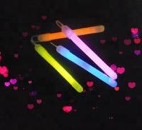 China 4 Inch PE Plastic Chemical Glow Stick 10x100mm Halloween Party Favor Festival Decoration for sale