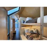 China Modern Design Prefab House Wall 75mm Wave Sandwich Panel 20ft Foldable Container House on Wheels for sale