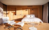 China Hotel Container Houses for End Hotels Luxury Modern Wooden House Steel Structure Round House Senglin Holiday House for sale