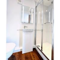 China Modern Design Style 40ft Two Bedroom Foldable Container Customized Color and Glass Door for Outdoor Living for sale