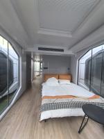 China Steel frame Galvanized Steel Bending 180g Outdoor Vacation or Hotel Modern Design Prefabricated Capsule Room 20 FT 40 FT for sale